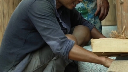 别问我这几个月干嘛去了,修一下房子,把又潮又湿房子修一下,让家里人...