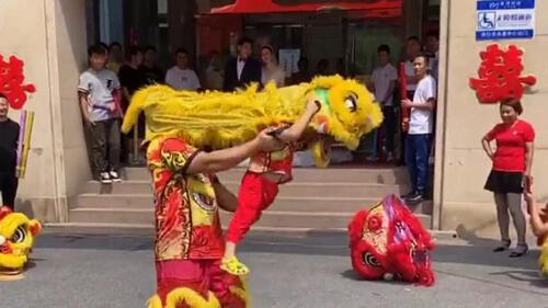 虎父无犬子,5岁儿子配合爸爸表演舞狮,每个动作都发挥的淋漓尽致!