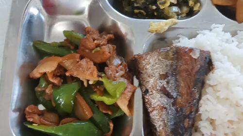 家炖燕尾鲅 土豆片 螺丝椒炒肉 酸菜鸡蛋