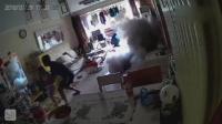 监拍电动车室内充电 爆炸后浓烟充斥整间房