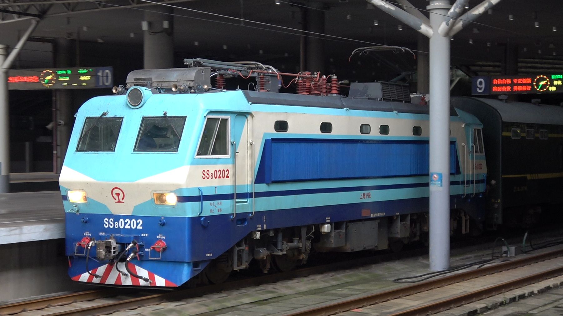 上局沪段 SS8 0202 牵引 K1374次 怀化-上海南 上海南站9道停车