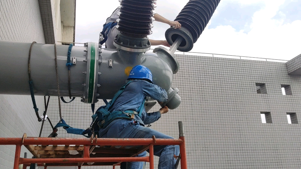 变电站高空作业,安装GIS设备套管。