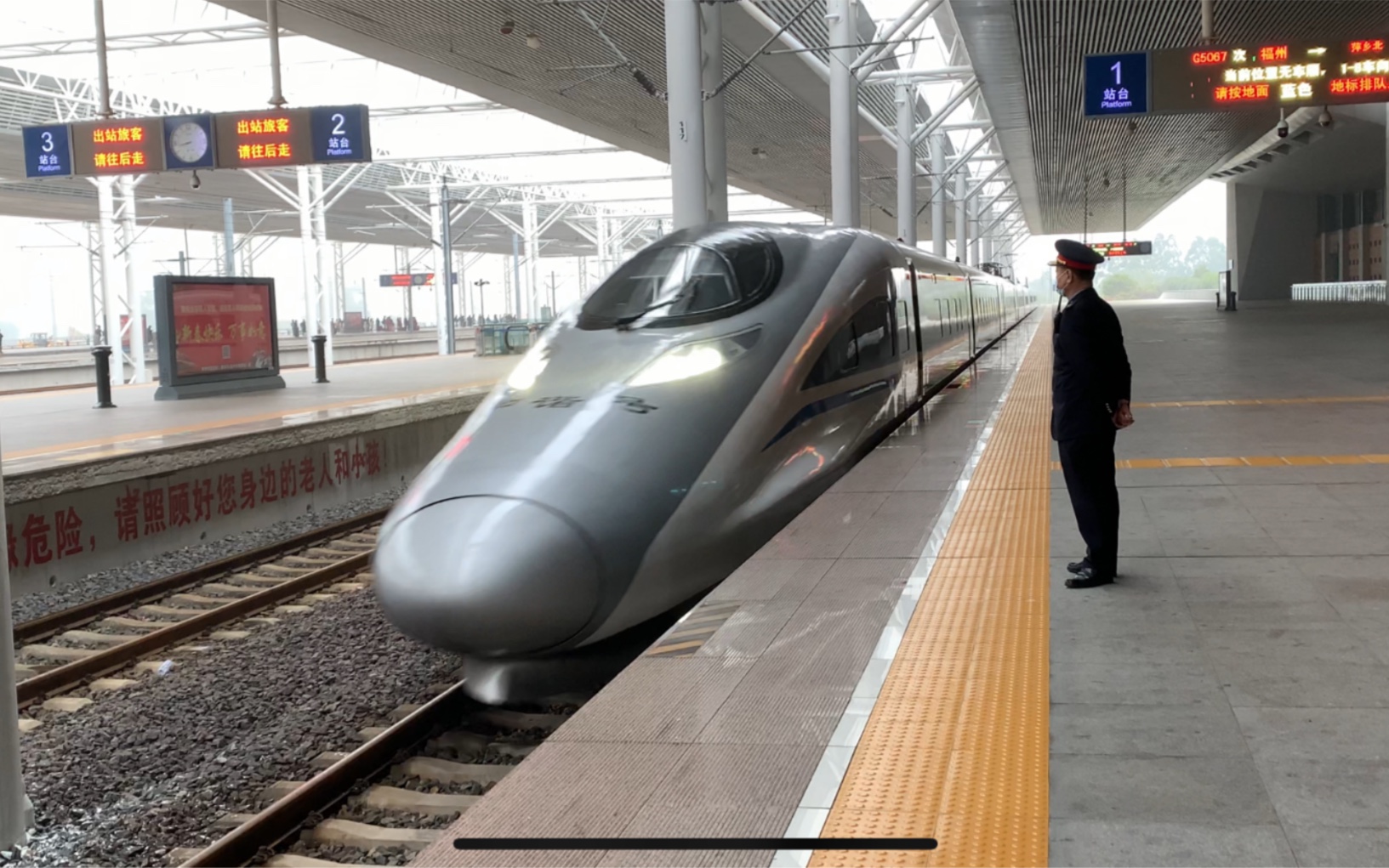 G5067(福州-萍乡北)进入泉州站1站台,由南局福州段和谐号CRH380A-...