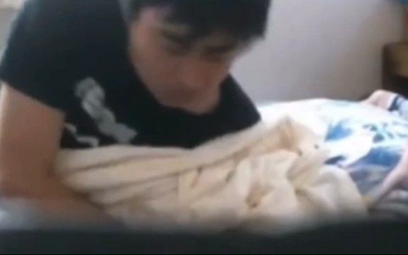 《古早视频》帅哥生病呕吐