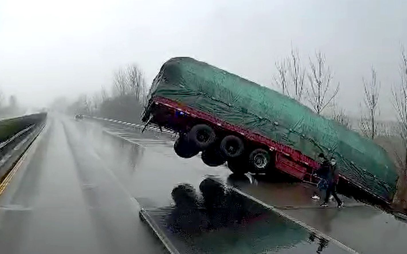 交通事故合集:雨雪天超速行驶,方向失控就在一瞬间