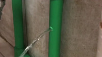 水管补漏就是这么简单，在水管上面钻一个孔，新手操作可能就没有这么麻利了！