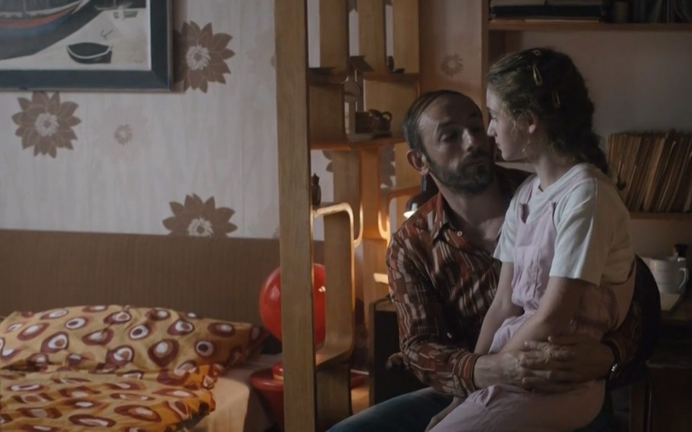 一部说不出心痛的电影《女教师》,变态教师体罚学生,引发对现实的...