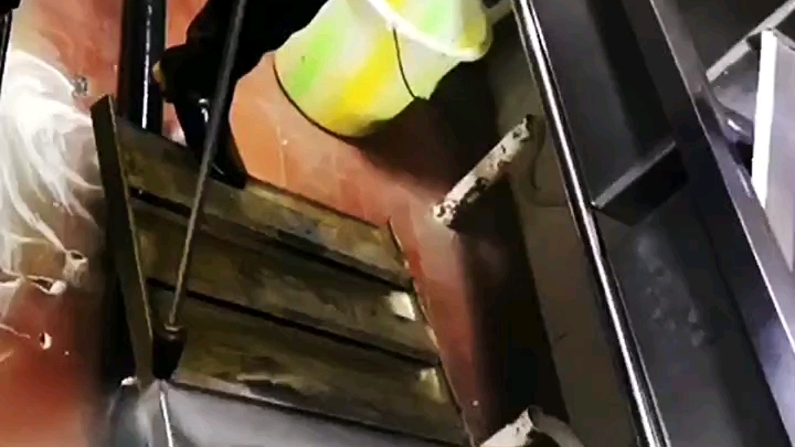 酒店厨房油烟管道积油太多,发生安全隐患怎么办?选对专业清洗设备,让...