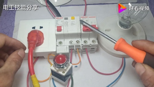 漏电开关跳闸合不上，检查电线和用电器没有漏电，原来故障在这里