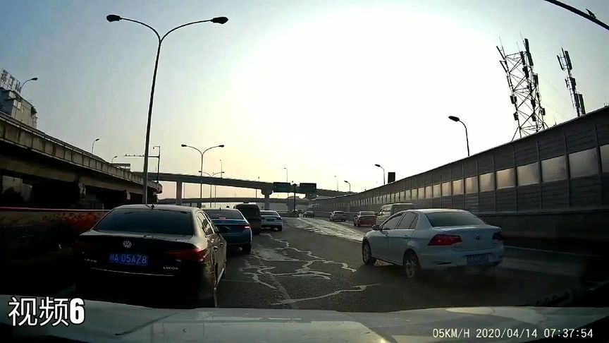 汽车交通事故集,视频6当街上演“全武行”,有什么事不能解决?