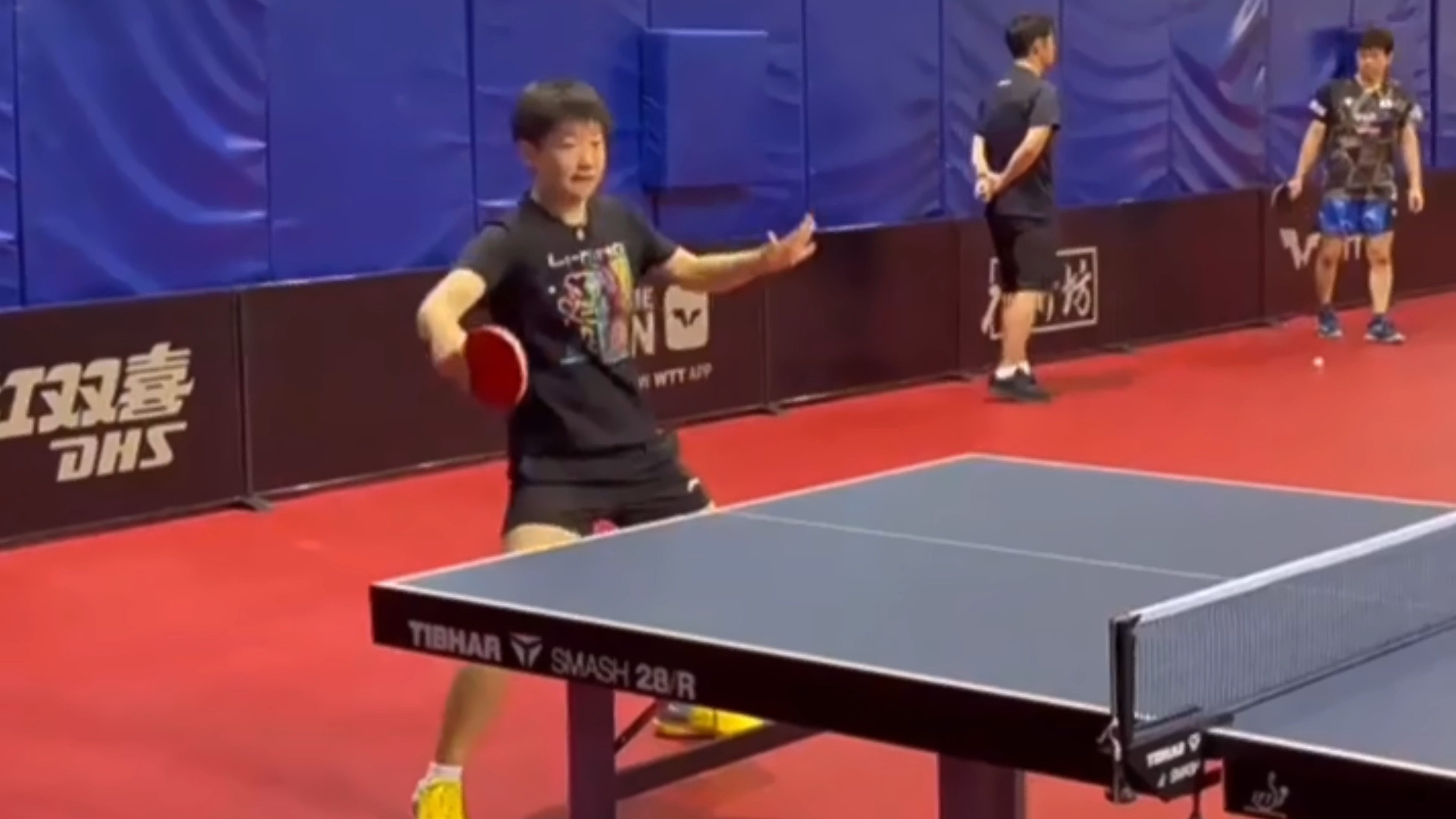 孙颖莎反手拉下旋,动作超级丝滑