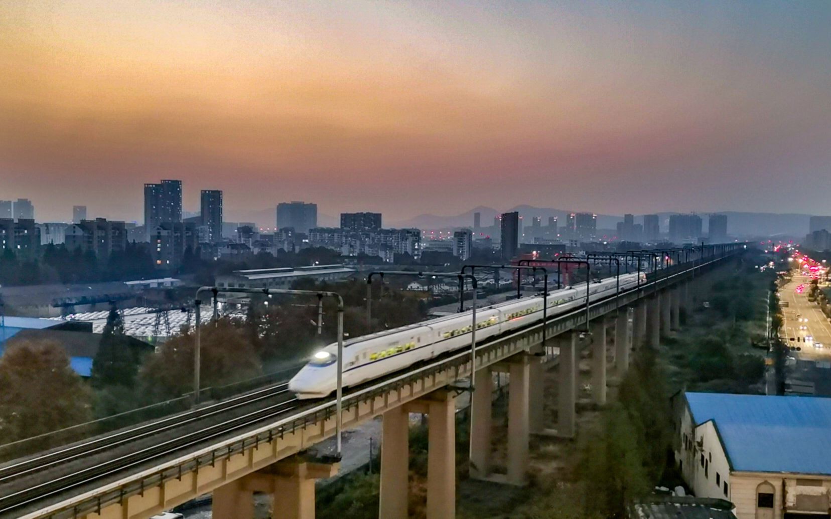 CRH2A动车组担当的上海——南京C3868次城际列车通过南京长江大桥