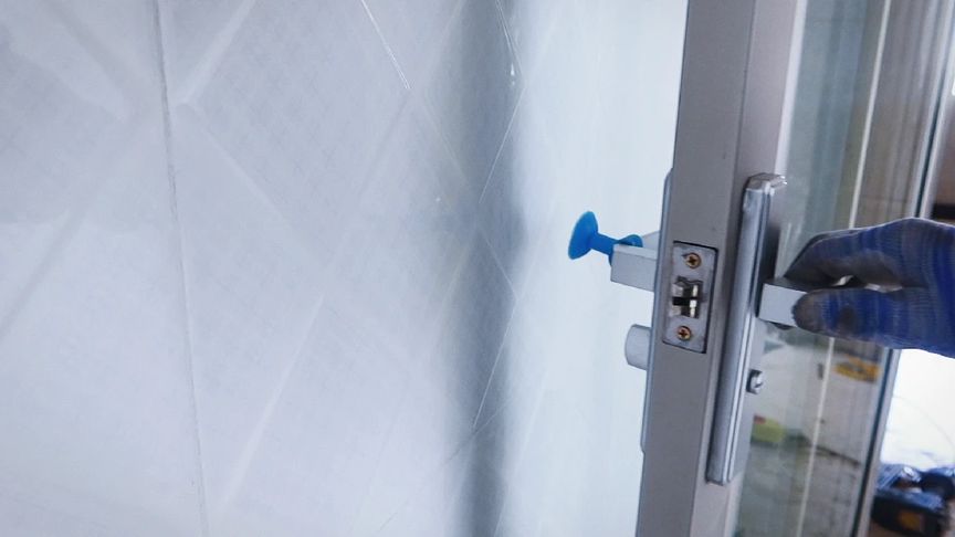 这种玻璃门做厨房门很漂亮,铝合金玻璃平开门安装