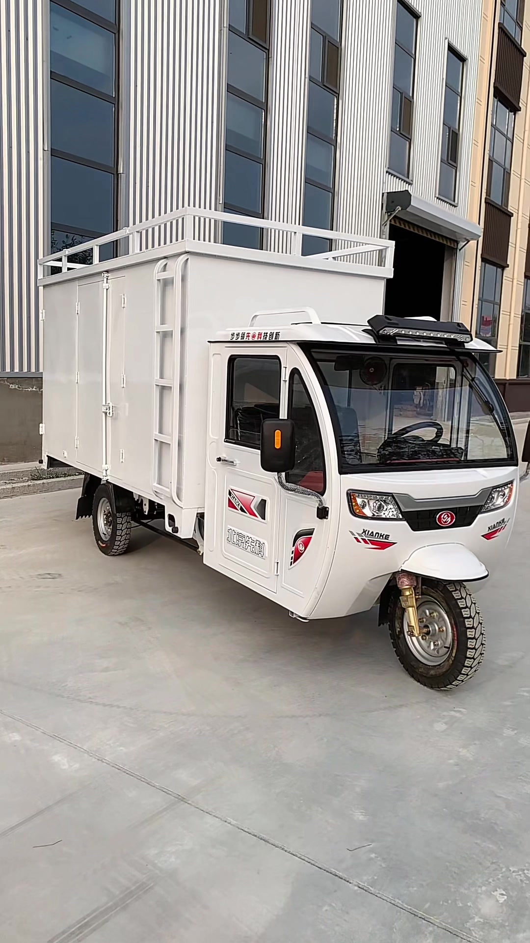 电动快递三轮车真的太香了!全封闭驾驶室遮风挡雨,阴雨天也能照常...