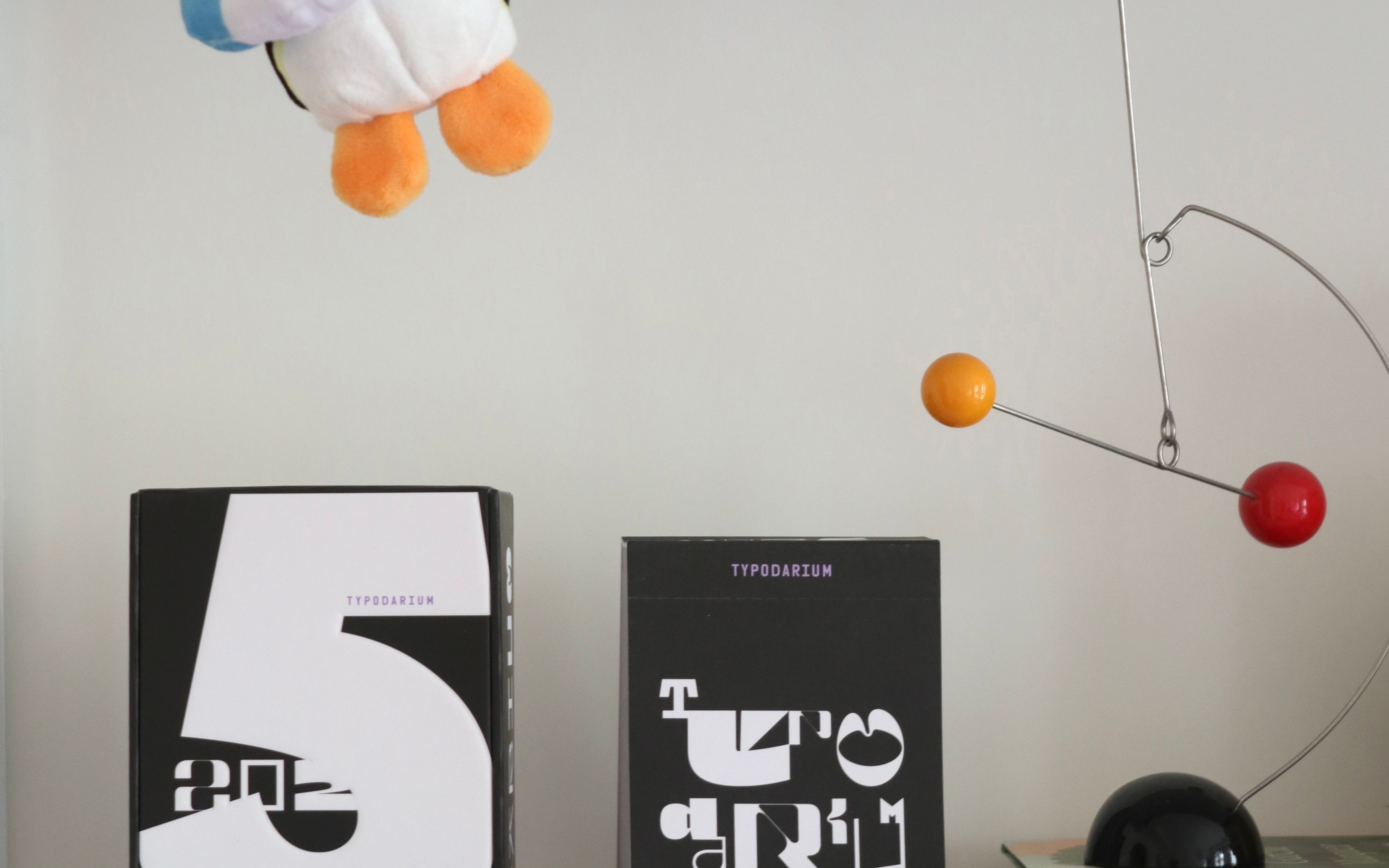 超酷的全球设计师2025年字体台历