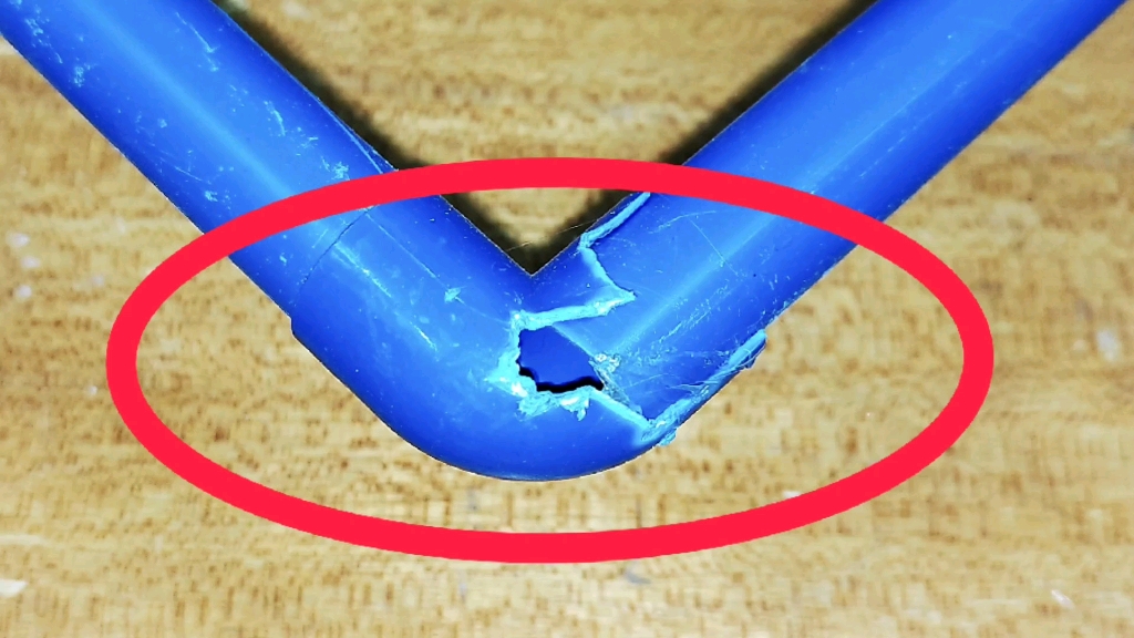 PVC管弯头破裂,千万别急着剪断管子,老电工这样修,简单又方便