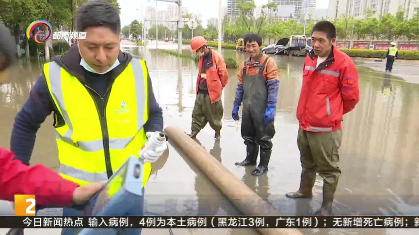 管道被挖断水喷一夜 交通受阻多辆车被淹熄火