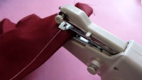 国外牛人发明订书器缝纫机,靠电池供电,走到哪里缝哪里