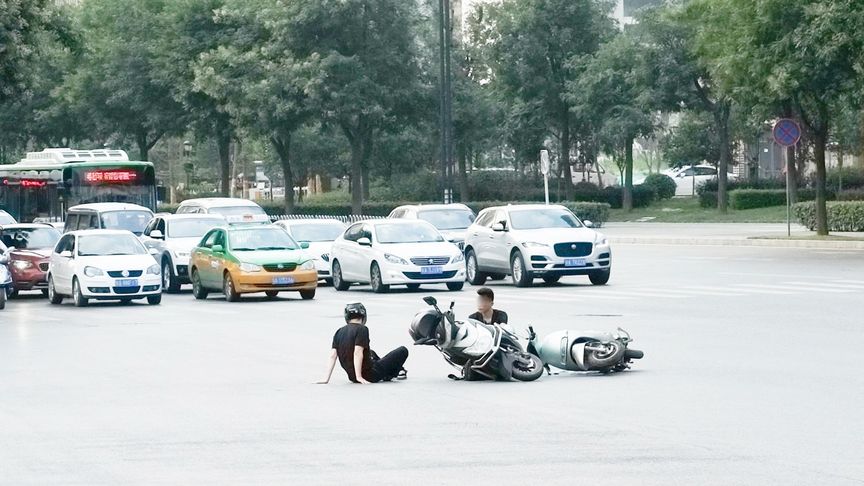 等红灯时被电动车追尾,汽车要承担责任吗?