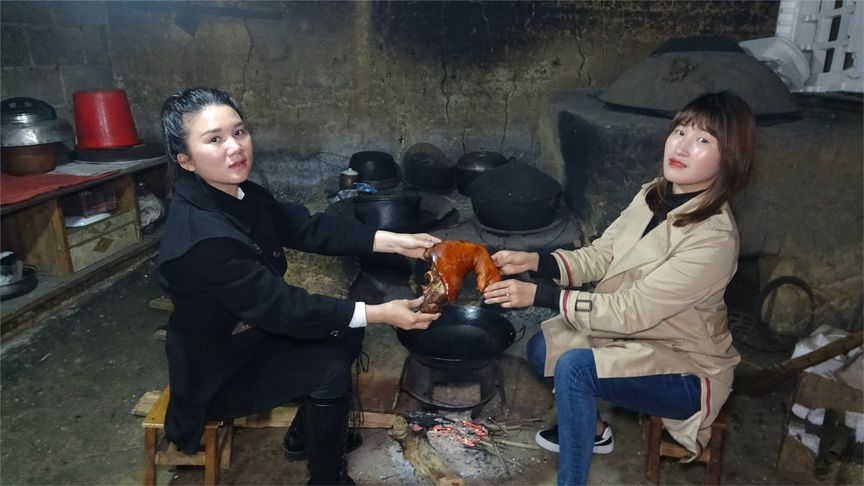 农村女孩做酸汤猪脚,配料简单味道足,皮脆肉嫩越啃越香