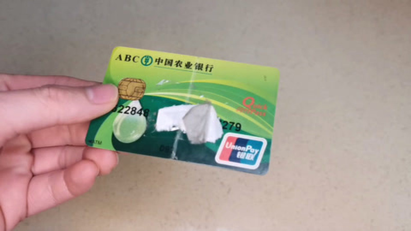 银行卡多年不用,不销户不存钱会背上欠款吗银行经理说了实情!