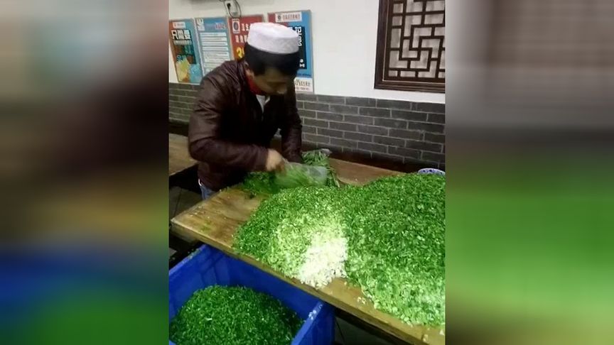 兰州拉面师傅,在准备拉面作料,一天的用量