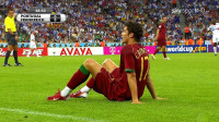 2006年世界杯,21岁的C罗终于可以对全世界,展露他的天赋
