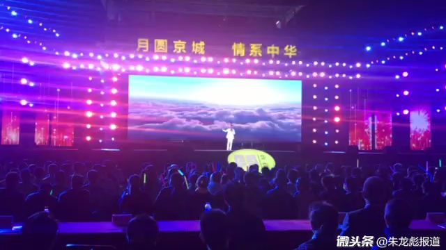 今晚中秋晚会金波站在永定门城楼下演出的实况《心中的渴望》