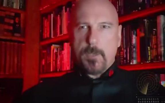 ...兄弟会总领 凯恩 借助现代通讯,特地来感谢大家的奉献与支持。游戏于