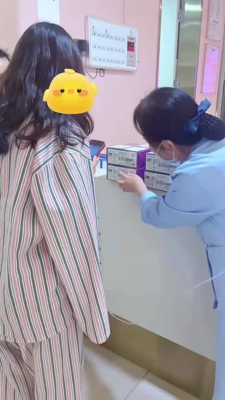 今天早上第一台假体隆胸手术,确认假体、准备进手术室!