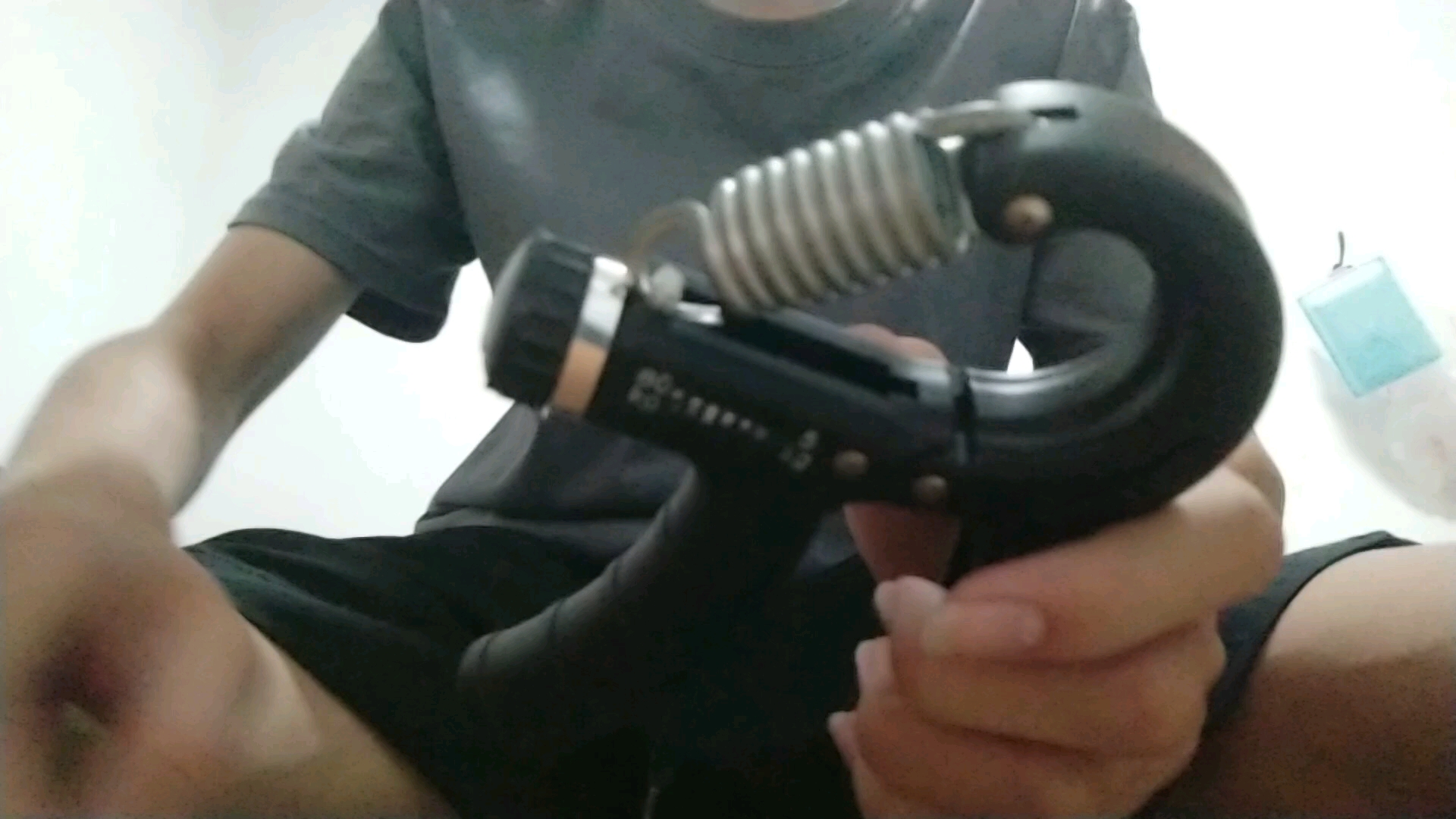 60kg握力器,捏了26个,太拉了