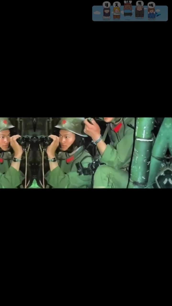 对越自卫反击战时,一张珍贵的老照片,两名侦察兵正潜伏在丛林中,观察...