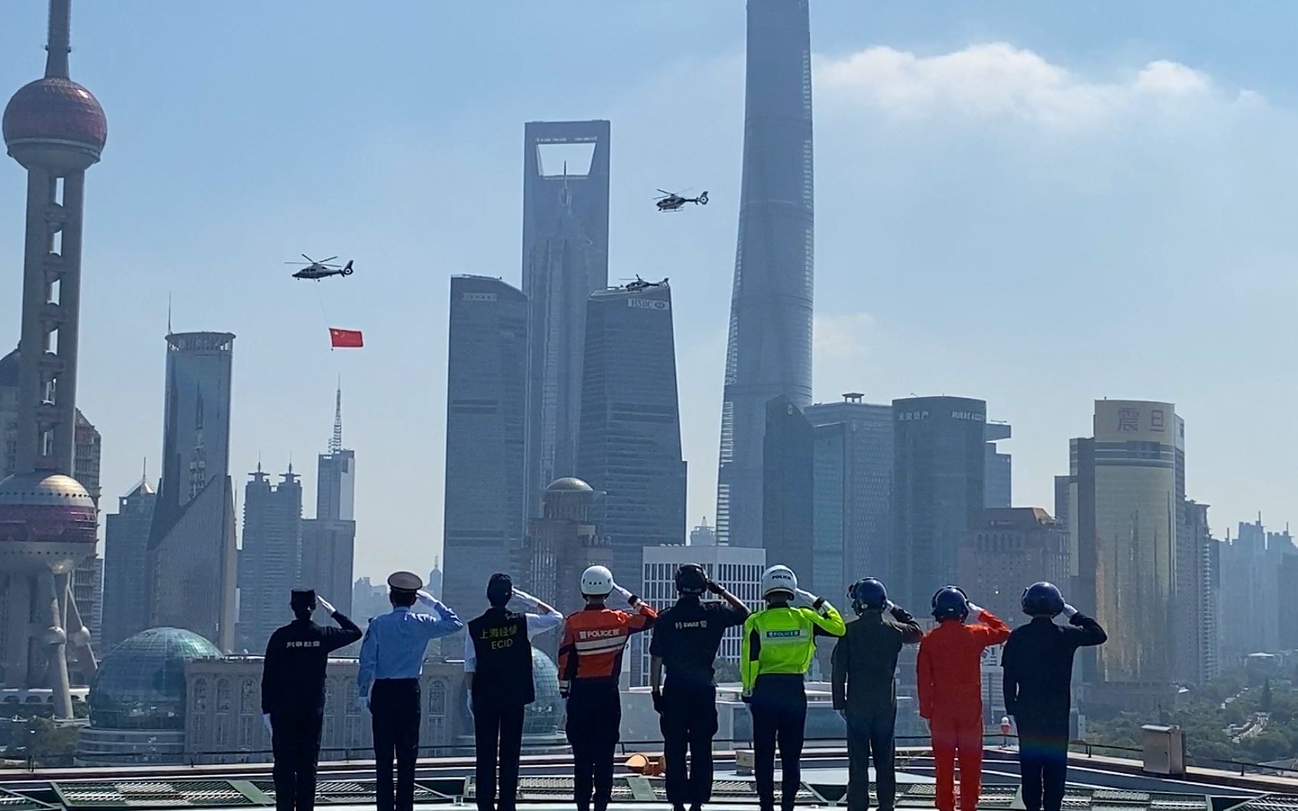看!五星红旗飞过外滩!