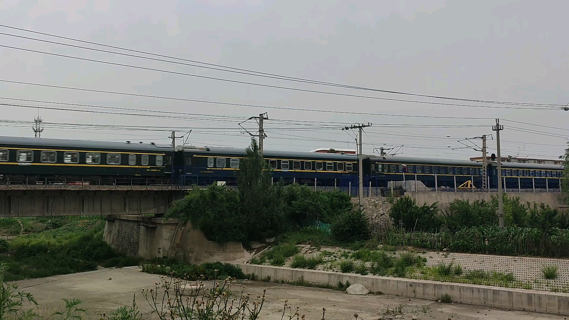 吉林——青岛北K1056次公主岭幺道通过,列尾附挂XL25T+YW25T
