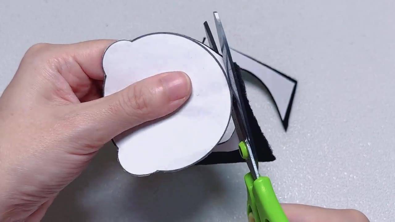 不织布DIY拥抱爱心的小黄脸表情包挂