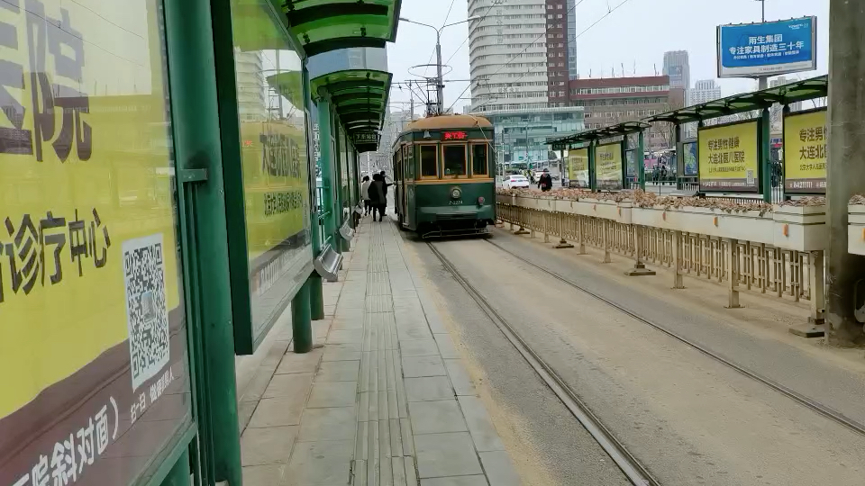 大连有轨电车201路进站