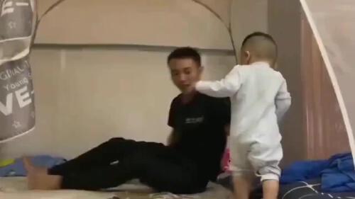两岁宝宝神模仿,打挺绝了!太萌了