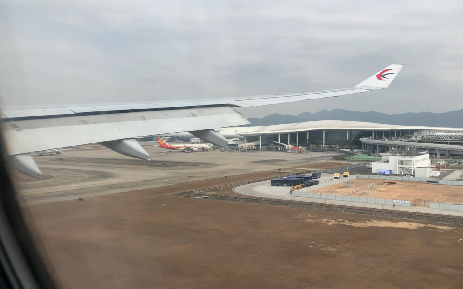 中国东方航空 MU5391 A330-300 迪士尼彩绘降落深圳机场 机尾视角