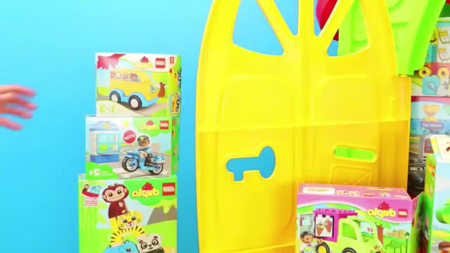 玩具车动画:牵引车,小轿车和皮卡车