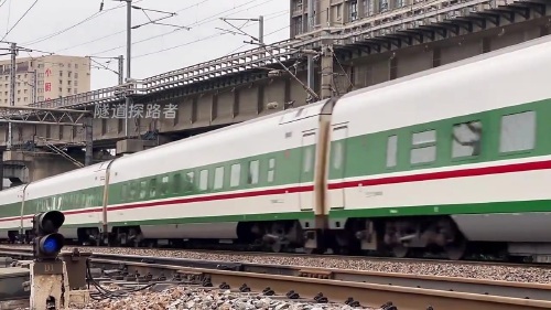 AD钙奶好评!西局西段AD钙奶担当D122高速通过南京站