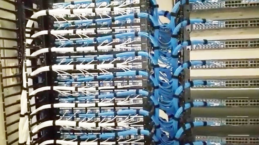 弱电工程机柜前后面理线实图