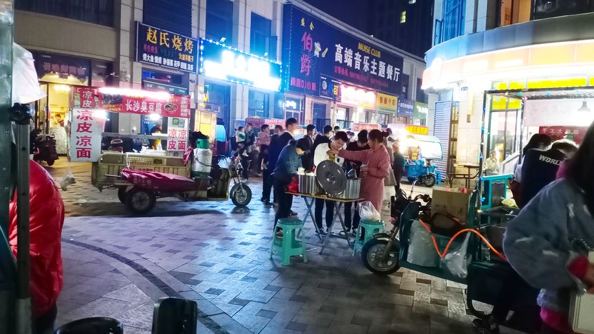 南昌象湖美食一条街,人流量好大,各种各样的美食,看的你流口水