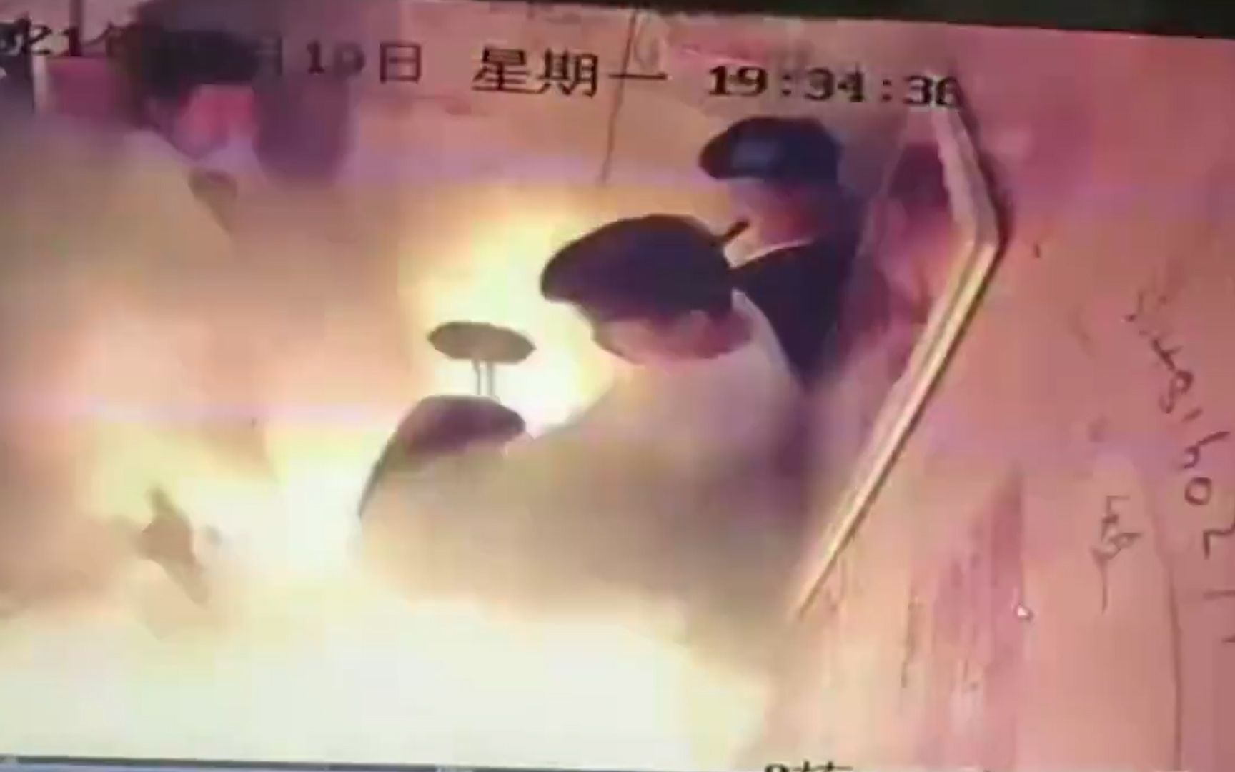 画面曝光!成都一电动车在电梯内突然爆燃 烧伤多人含一名婴儿