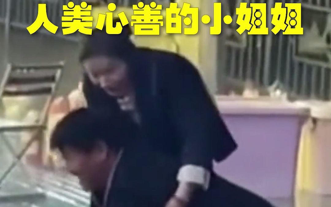 残疾人士在雨中无法起身,挣扎一会后,一位小姐姐冲了过来