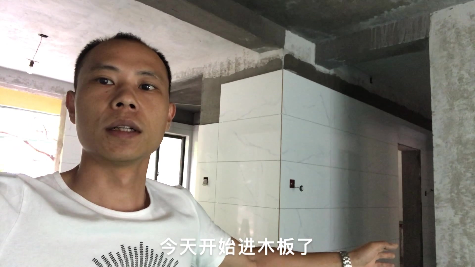 今天开始给自己家里进板子打柜子,价格是180一张,您看值吗?