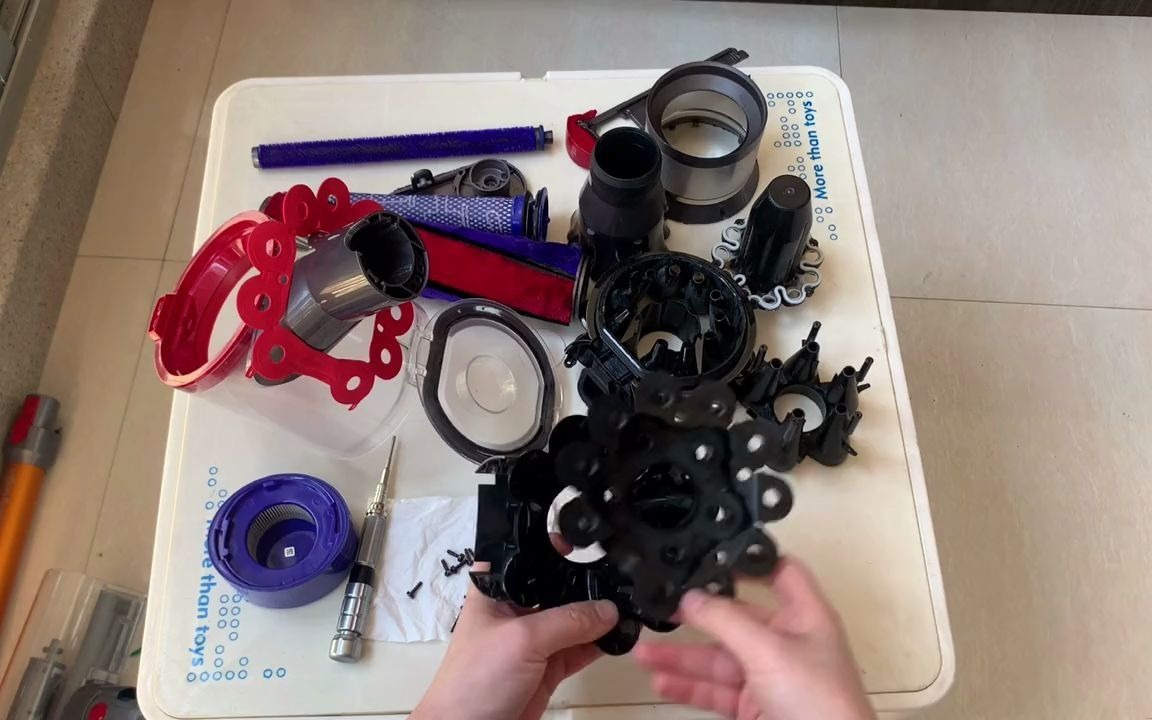 20_戴森V8吸尘器深度拆洗,虽然只用了一个月,里面满满的都是灰尘