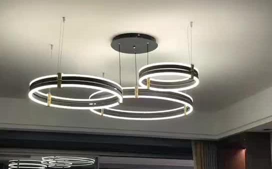 现代简约灯具安装效果。