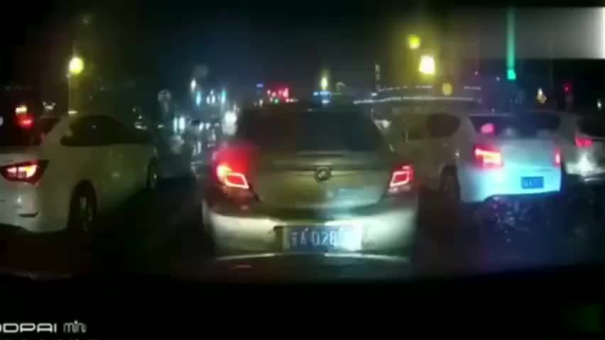 女子倒车与后车发生碰撞