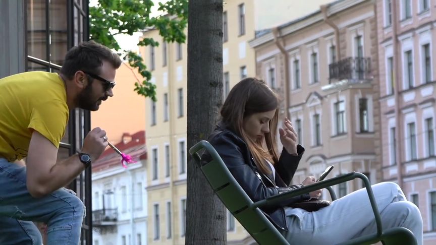 挠痒痒搞笑，在俄罗斯大街上，用上羽毛了有趣