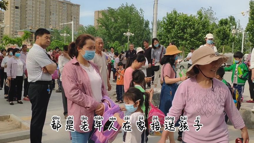 新交规,电动车出行带头盔一次只能带一个人两个孩子上学怎么办?